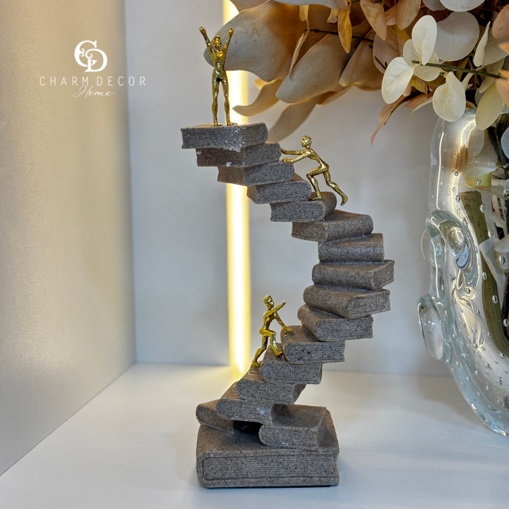 Escultura Bege Trio Dourado Escalando Livros em Resina 31x15x10cm